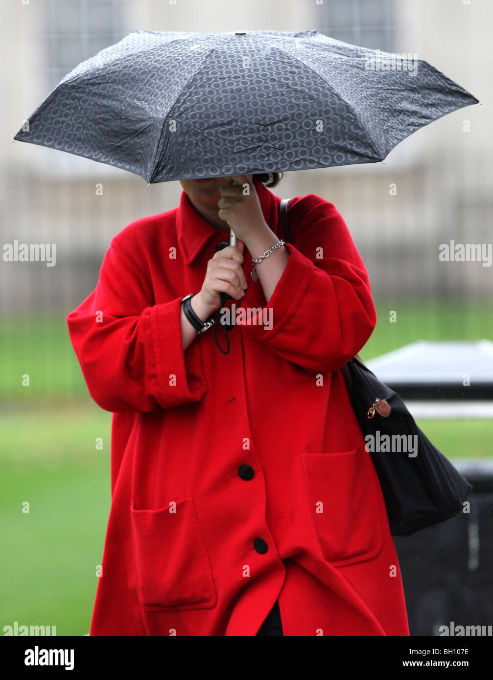 PEOPLE SHELTERING FROM THE RAIN WITH UMBRELLAS Stock Photo - Alamy