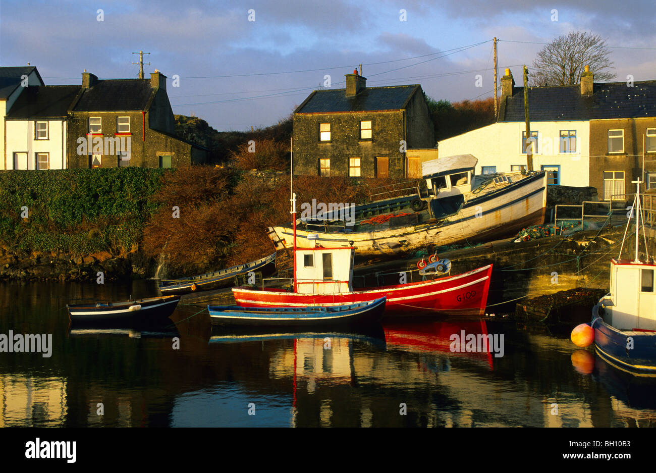 Roundstone pier hi-res stock photography and images - Alamy