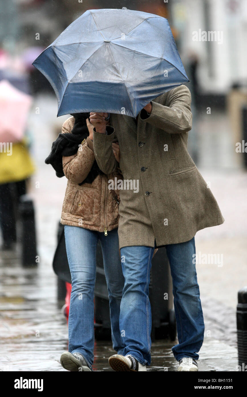 PEOPLE SHELTERING FROM THE RAIN WITH UMBRELLAS Stock Photo - Alamy