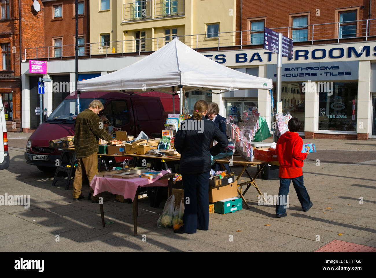 Flea market stall stall hi-res stock photography and images - Alamy