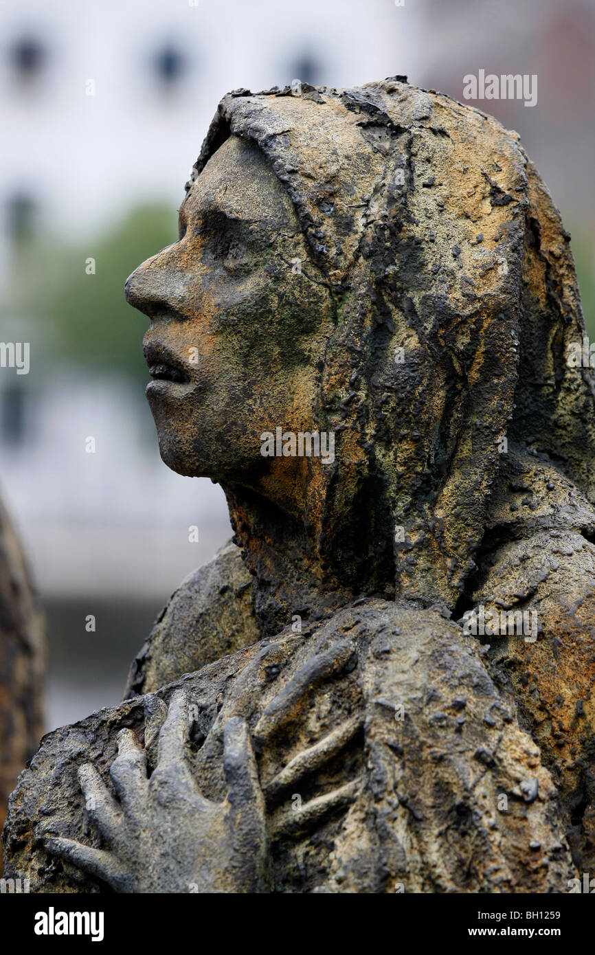 The famine statues at the liffey river hi-res stock photography and ...