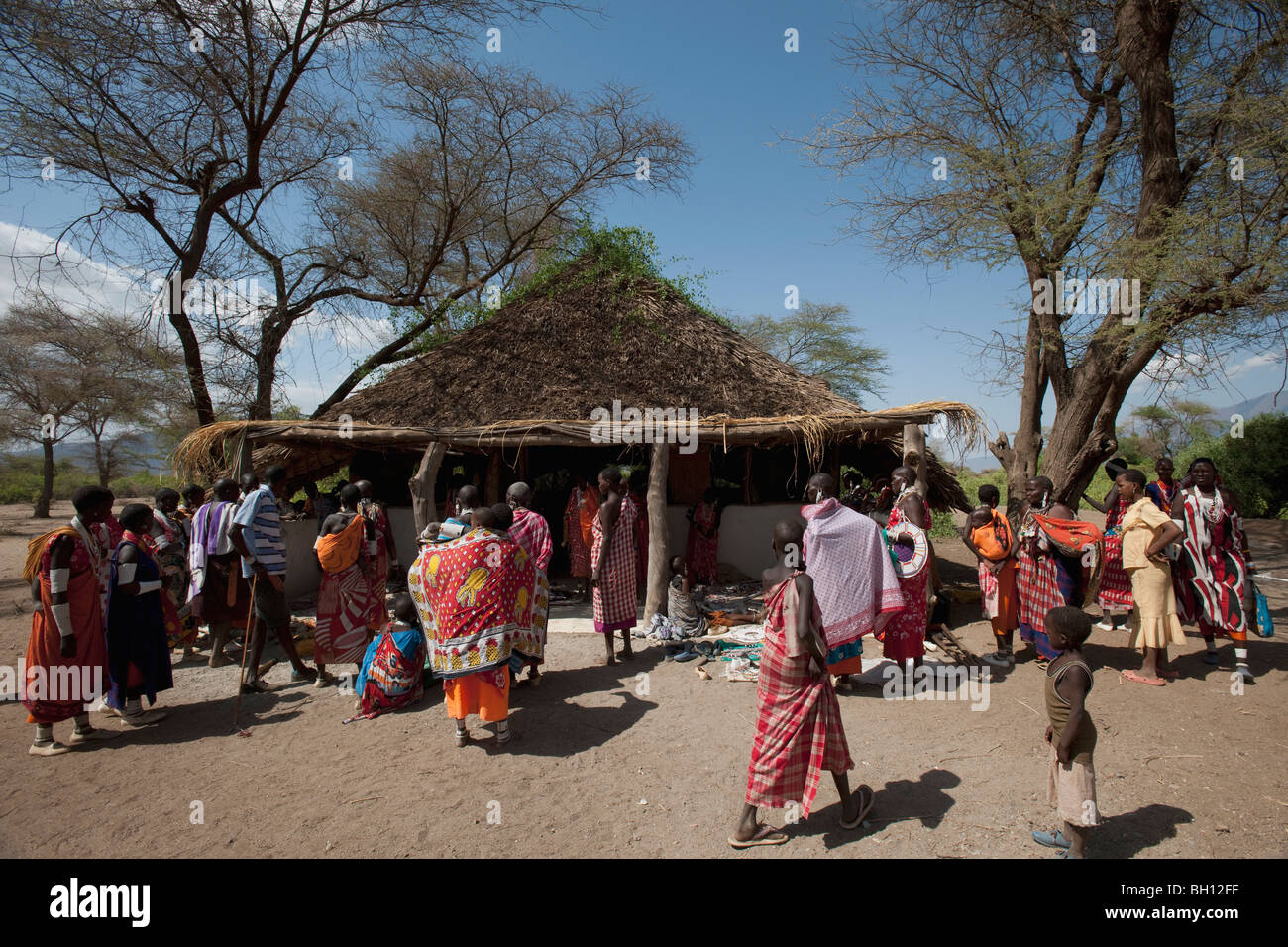 Village community meeting africa hi-res stock photography and images ...