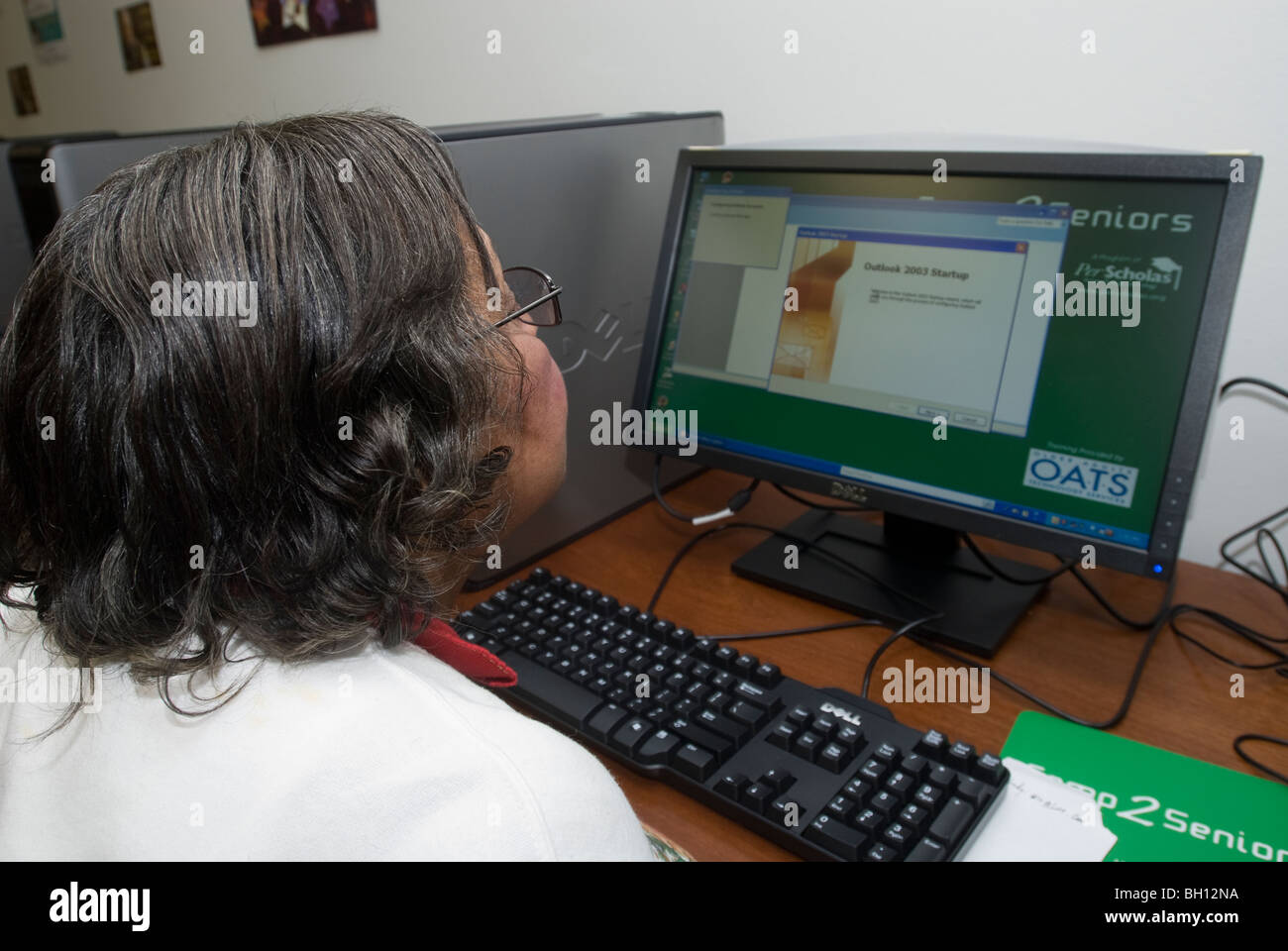 Seniors learning computers hi-res stock photography and images - Alamy