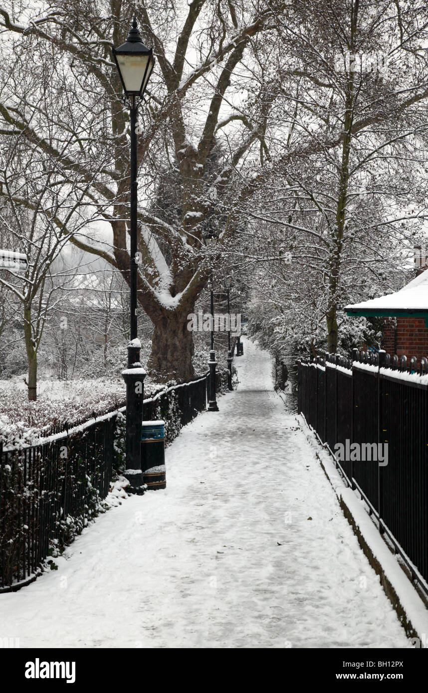 Covered footpath hi-res stock photography and images - Alamy