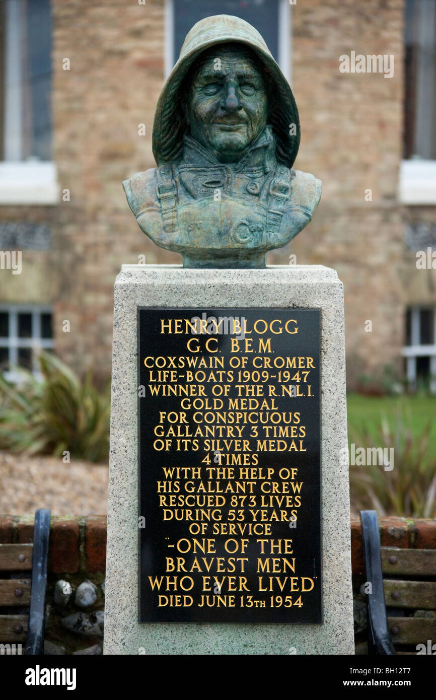 The statue of Henry Blogg, coxswain of the Cromer Lifeboat between 1909 ...