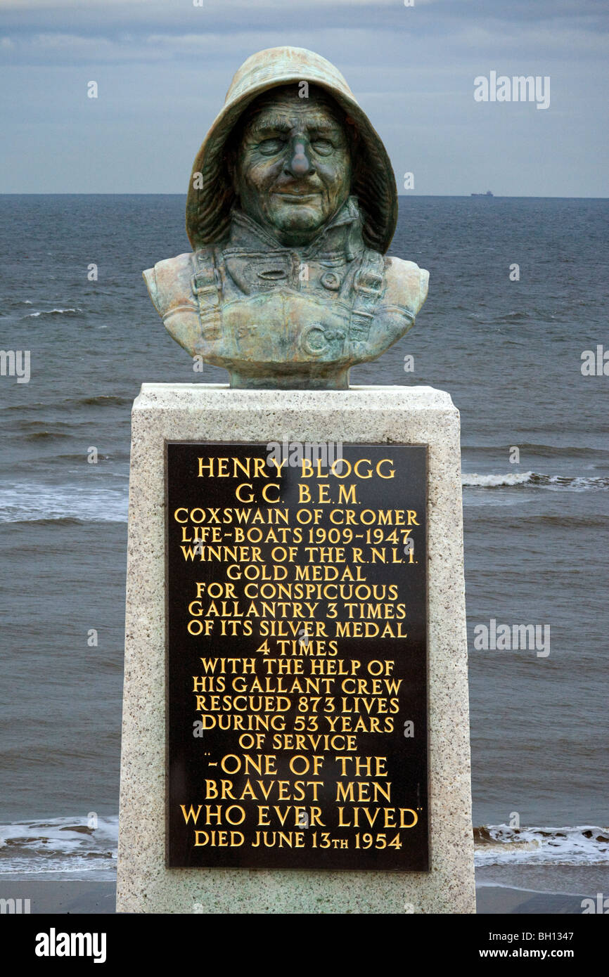 The statue of Henry Blogg, coxswain of the Cromer Lifeboat between 1909 ...