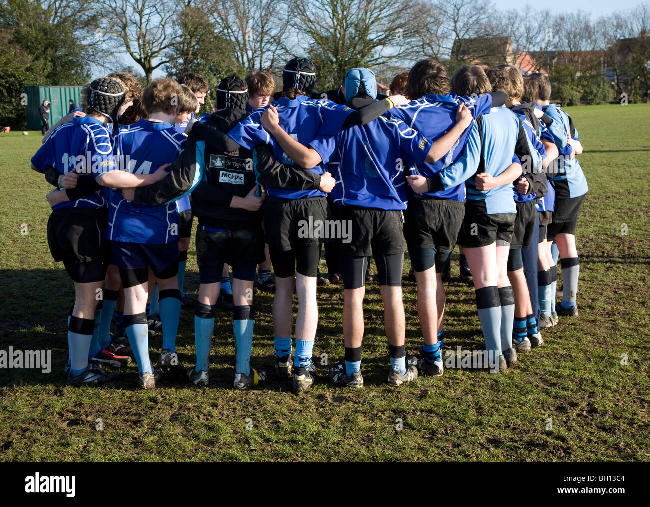 Teenage boys rugby team huddle Stock Photo - Alamy