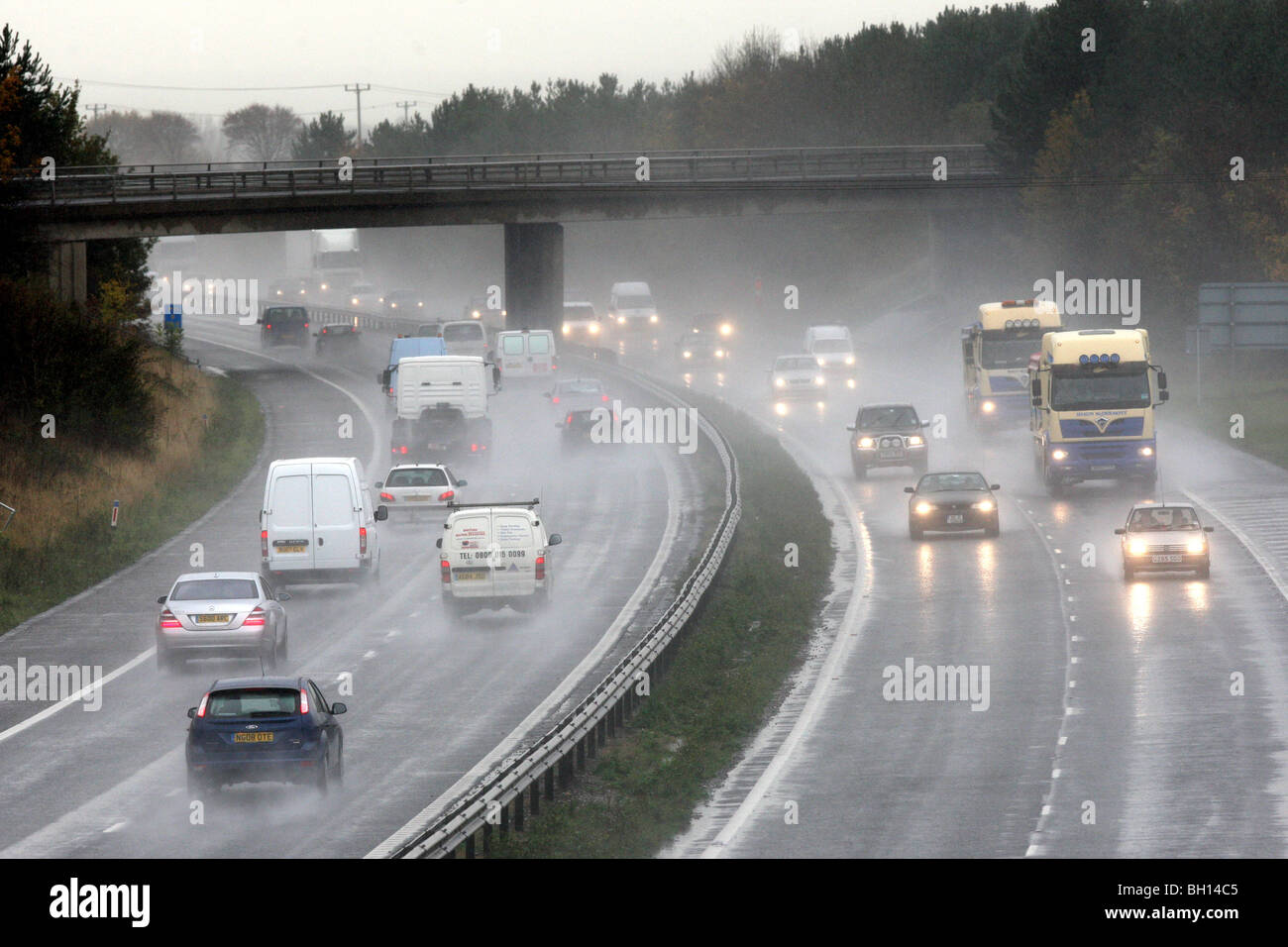 CARS ON MOTORWAY IN THE RAIN Stock Photo - Alamy