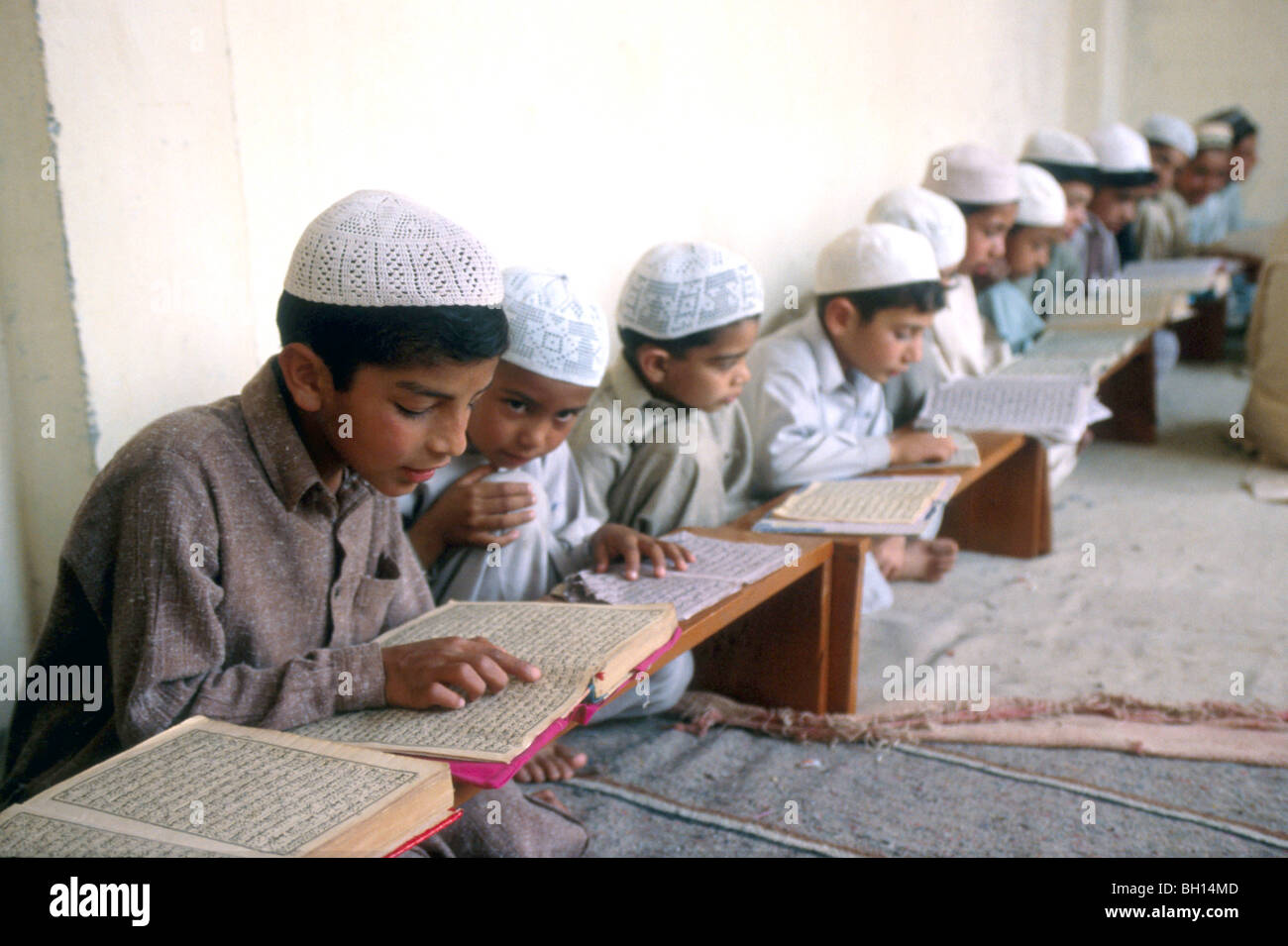 Pakistan children reading koran madrassa muslim hi-res stock ...