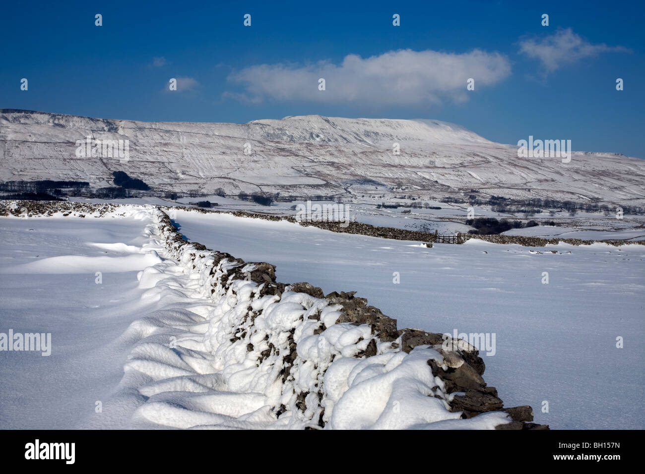 Whernside mountain hi-res stock photography and images - Alamy