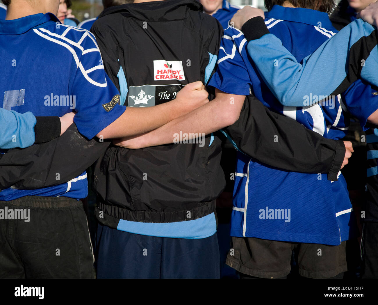 Teenage boys rugby team huddle Stock Photo - Alamy