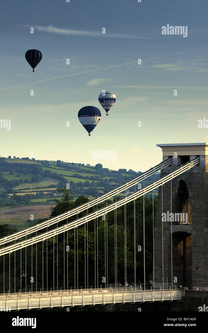 Clifton suspension bridge balloon fiesta hi-res stock photography and ...
