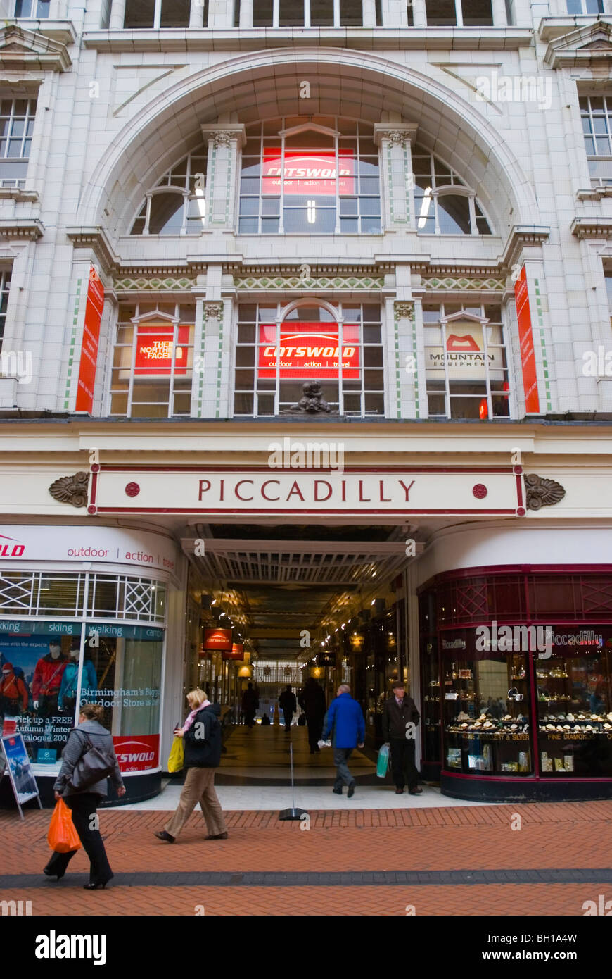 Outside exterior pedestrian mall arcade hi-res stock photography and ...