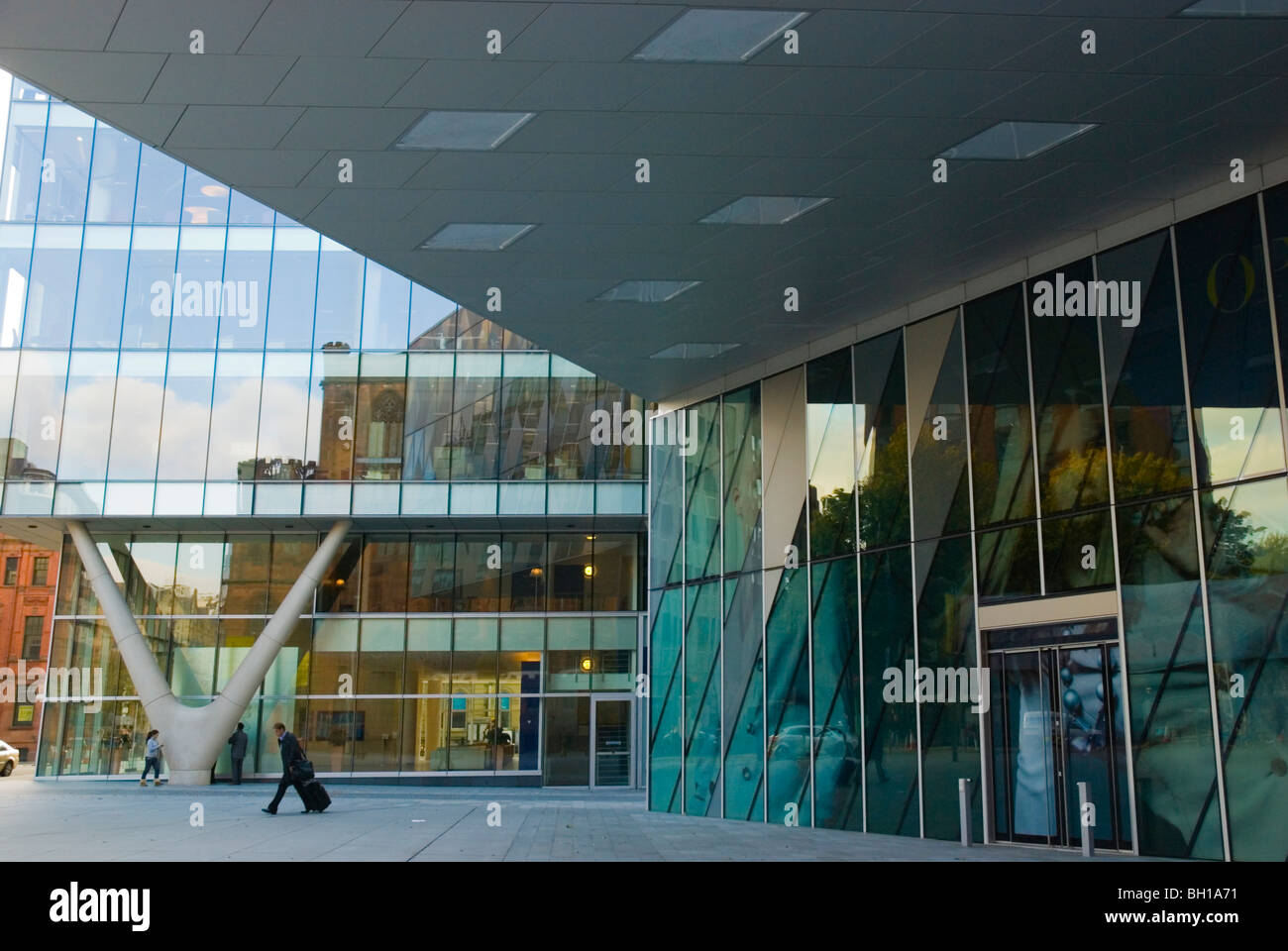 Manchester people spinningfields hi-res stock photography and images ...