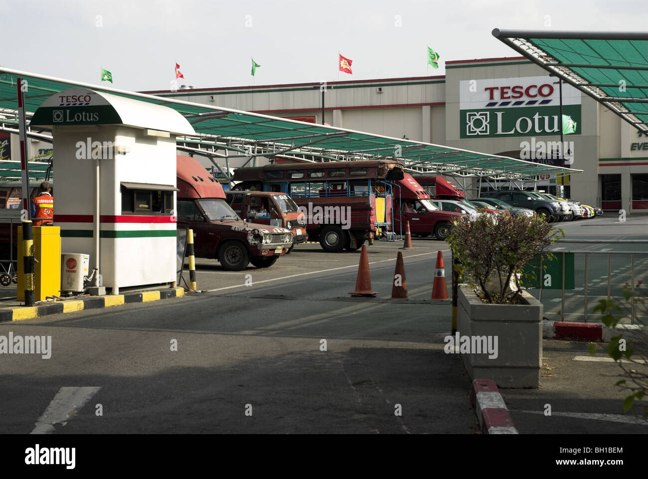 Tesco Lotus Supermarket, On Nut, Bangkok, Thailand Stock Photo - Alamy