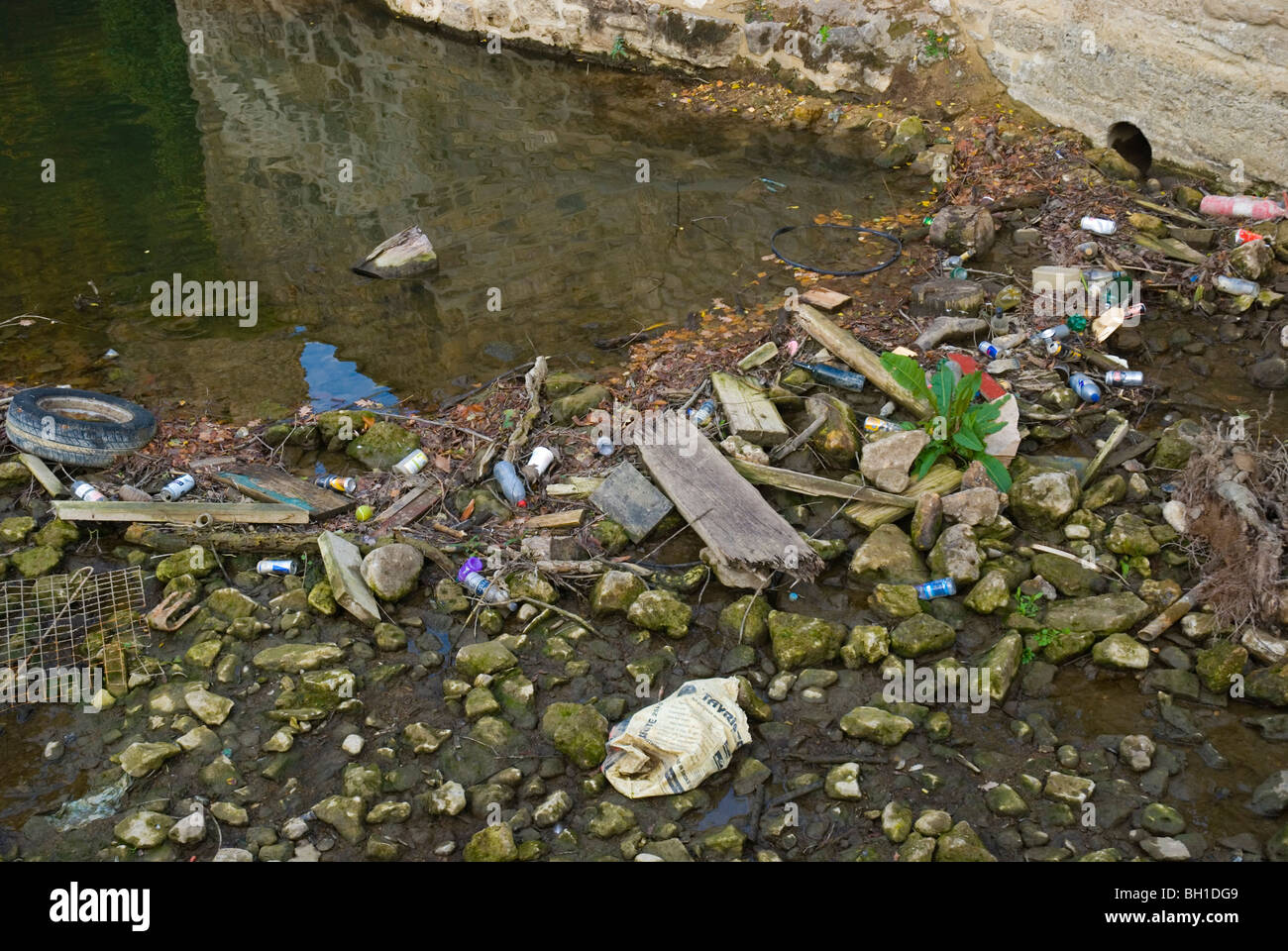 Polluted river uk uk hi-res stock photography and images - Alamy