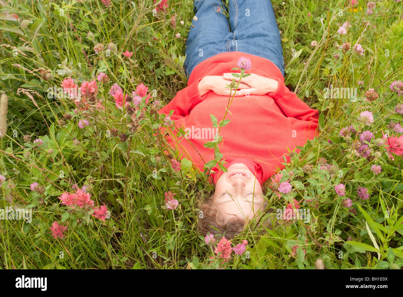 Woman laying in field flowers hi-res stock photography and images - Alamy