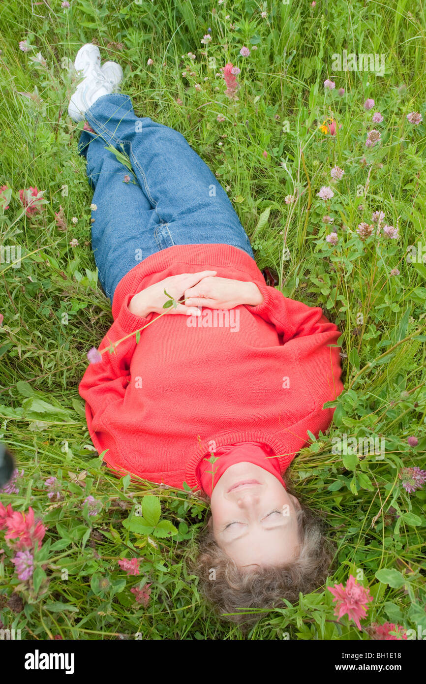 Woman laying in field flowers hi-res stock photography and images - Alamy