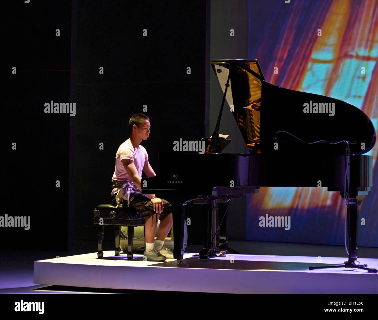 Pianist on stage concert hall hi-res stock photography and images - Alamy