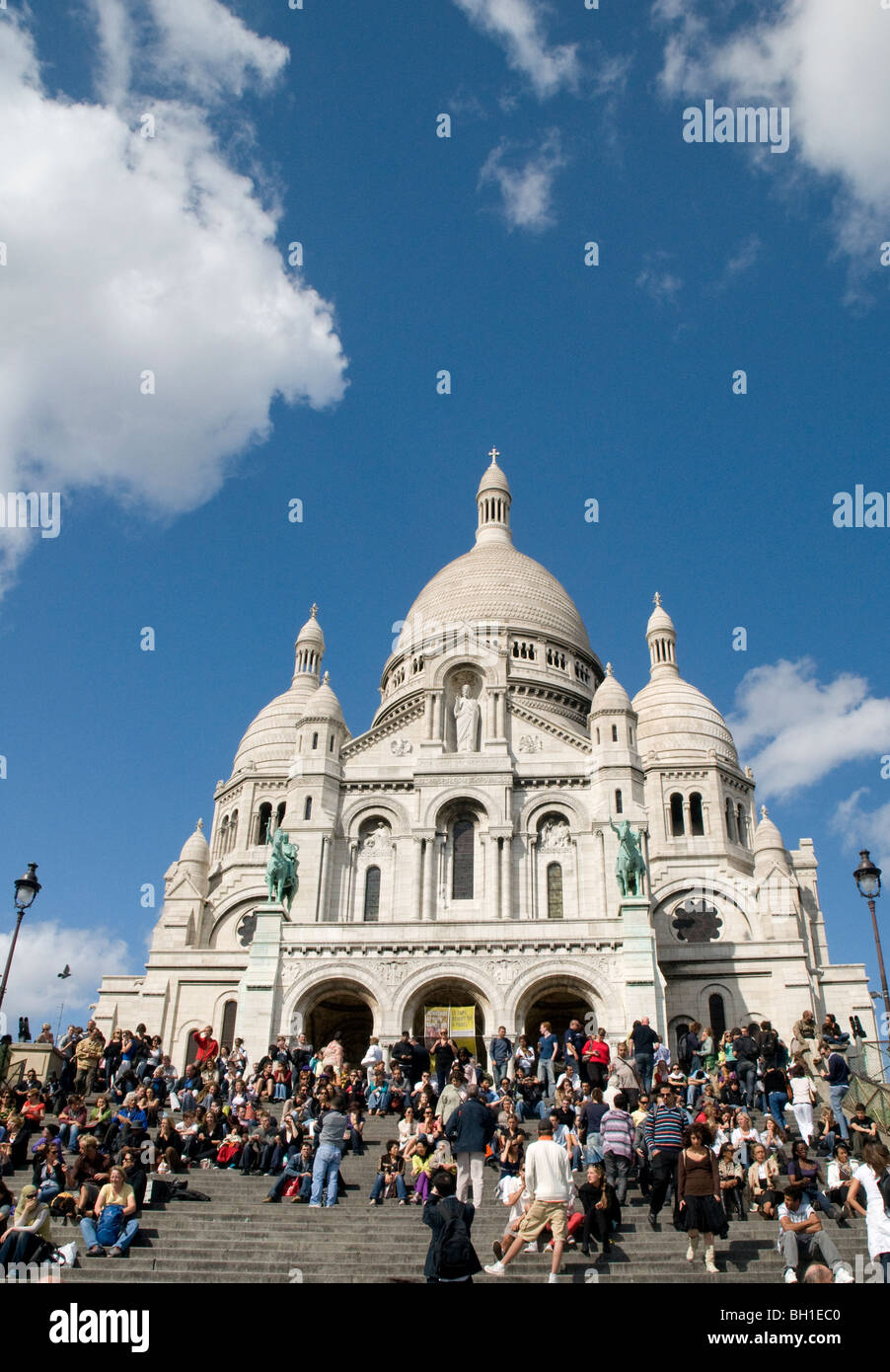 Tourists on the Steps of Sacre Coeur in Paris Stock Photo - Alamy