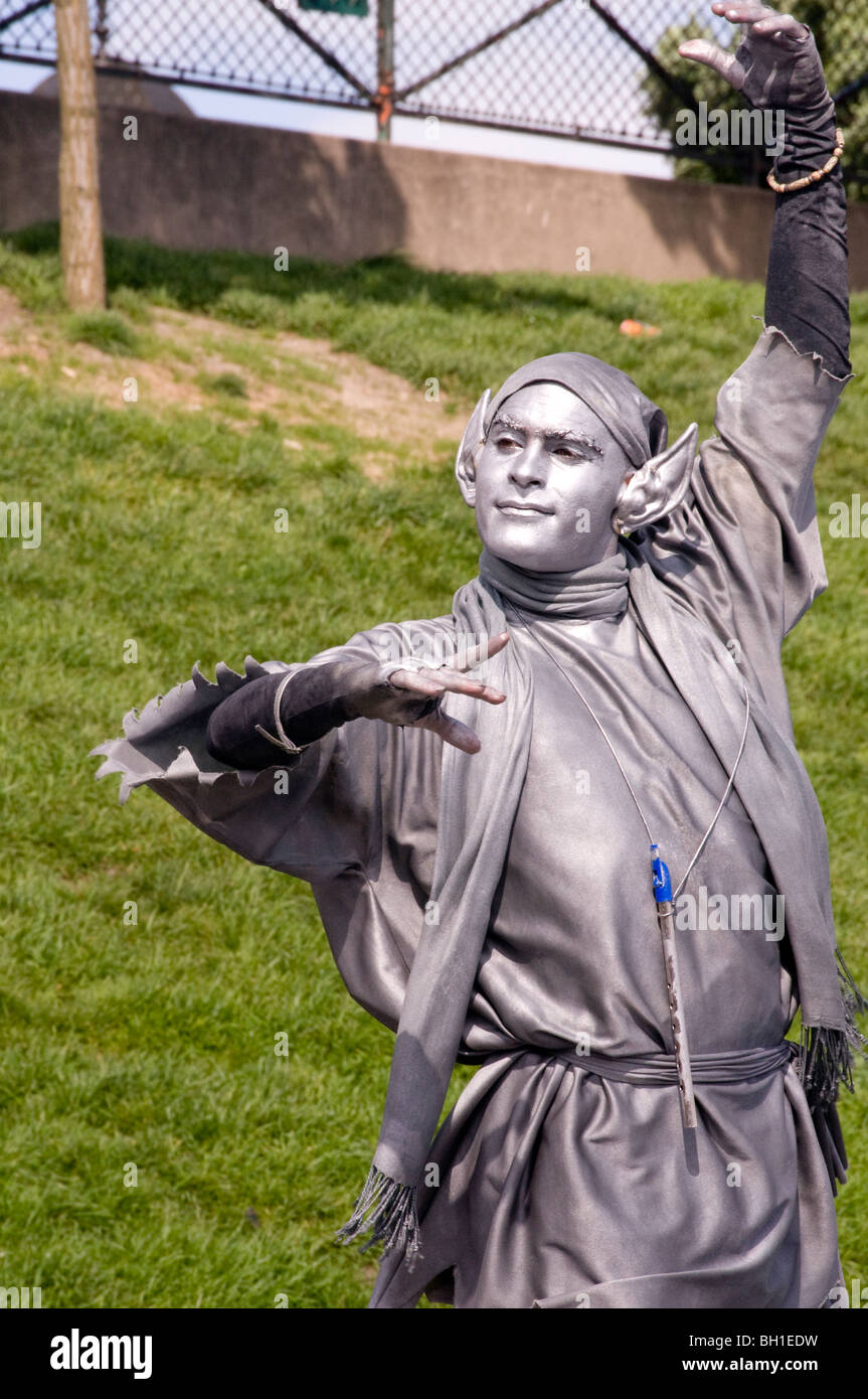 Street performer france hi-res stock photography and images - Alamy