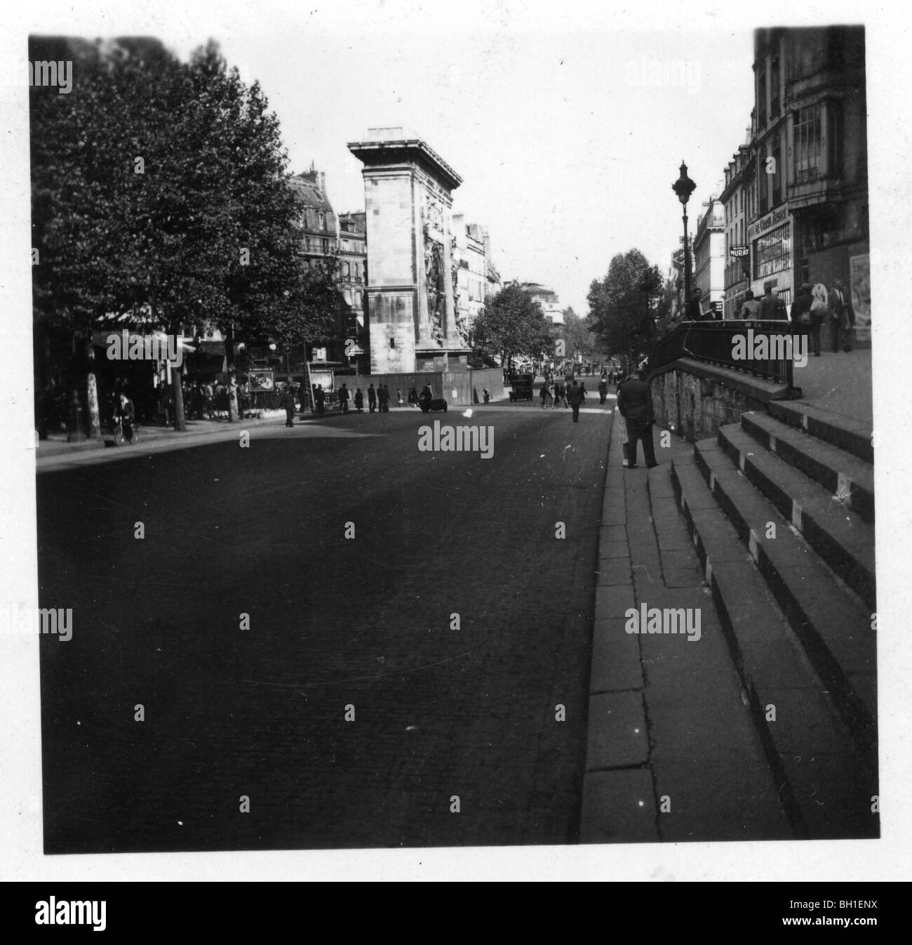 Paris 1940s street scene hi-res stock photography and images - Alamy