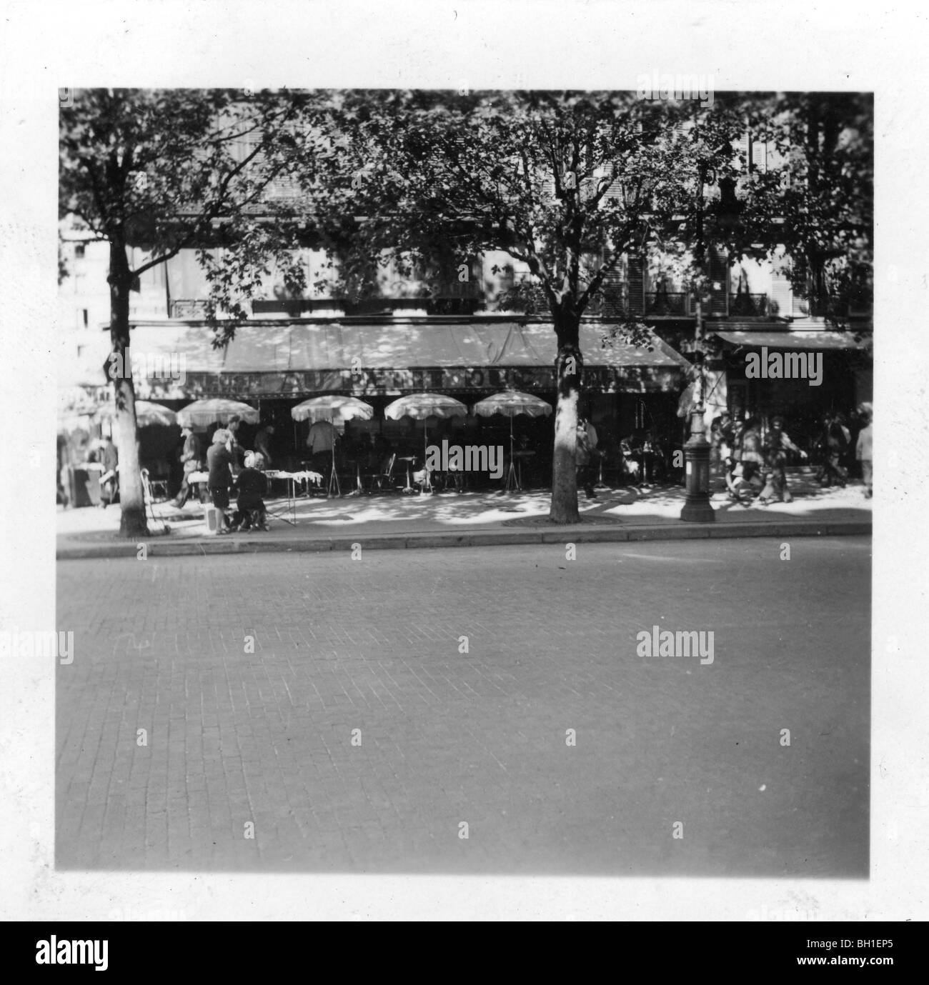 1940s paris cafe hi-res stock photography and images - Alamy