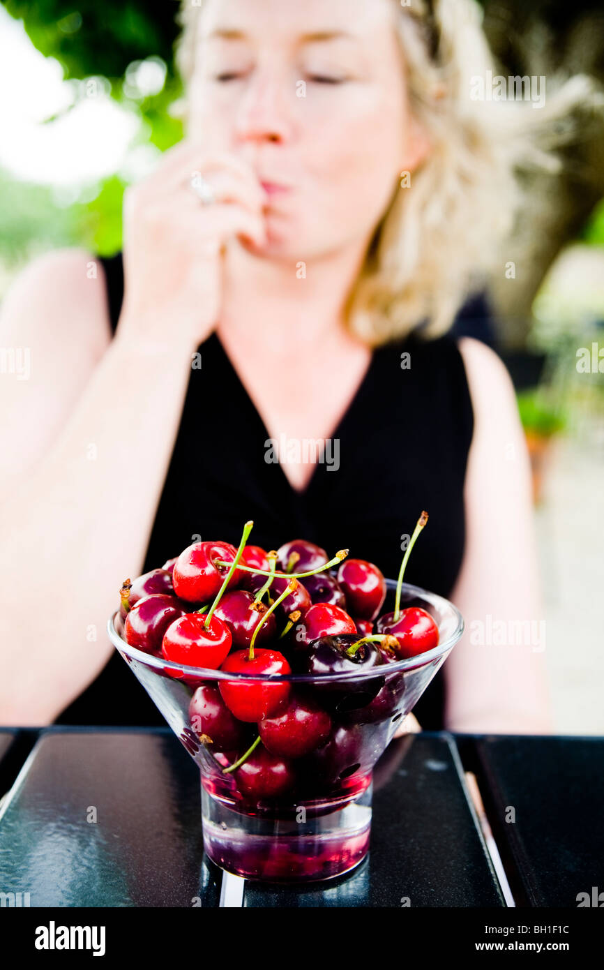 Cherries to eat hi-res stock photography and images - Alamy