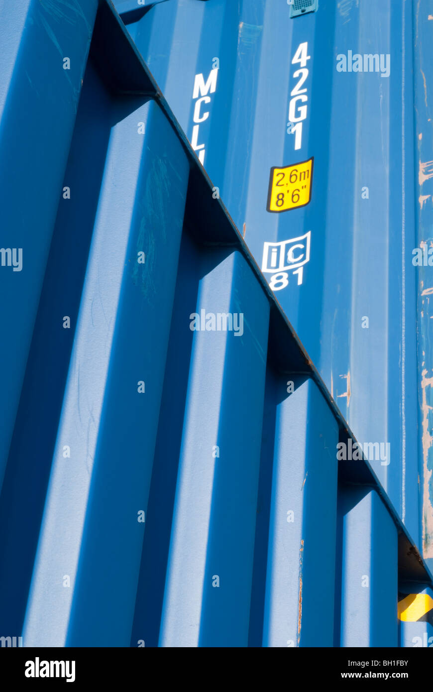 Steel shipping containers hi-res stock photography and images - Alamy