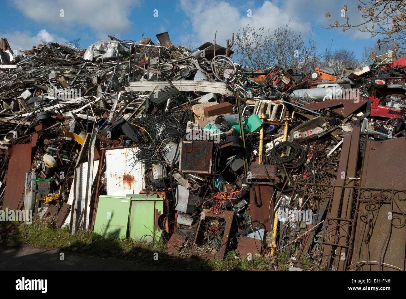 Scrapyard full of scrap steel and household goods Stock Photo - Alamy
