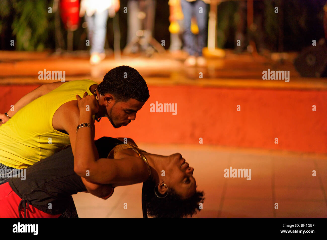 Havana cuba cuban couple dancing hi-res stock photography and images ...