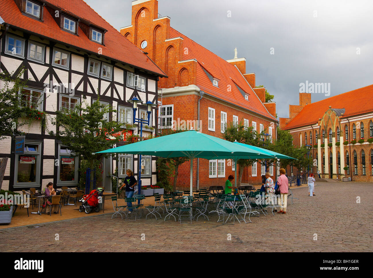 With a houseboat on the Mueritz-Elde-Waterway, Parchim, Centre ...