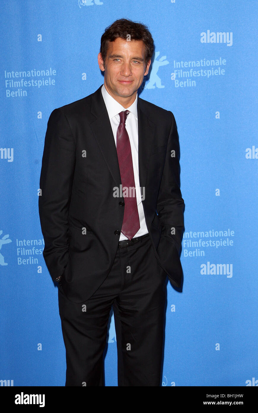 Clive owen actor hi-res stock photography and images - Alamy