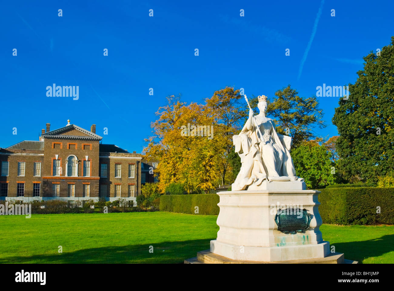 Kensington palace queen victoria statue hi-res stock photography and ...