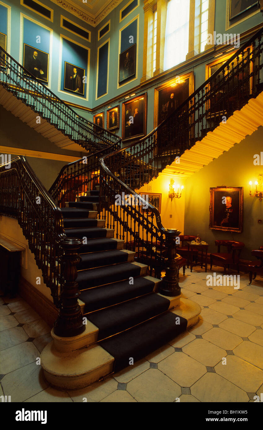 Gentlemen's club london interior hi-res stock photography and images ...