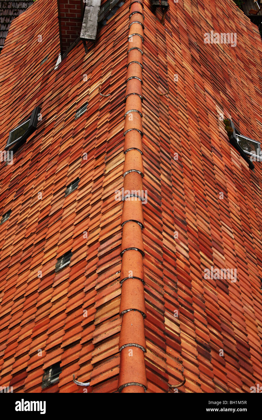 Red tile texture hi-res stock photography and images - Alamy
