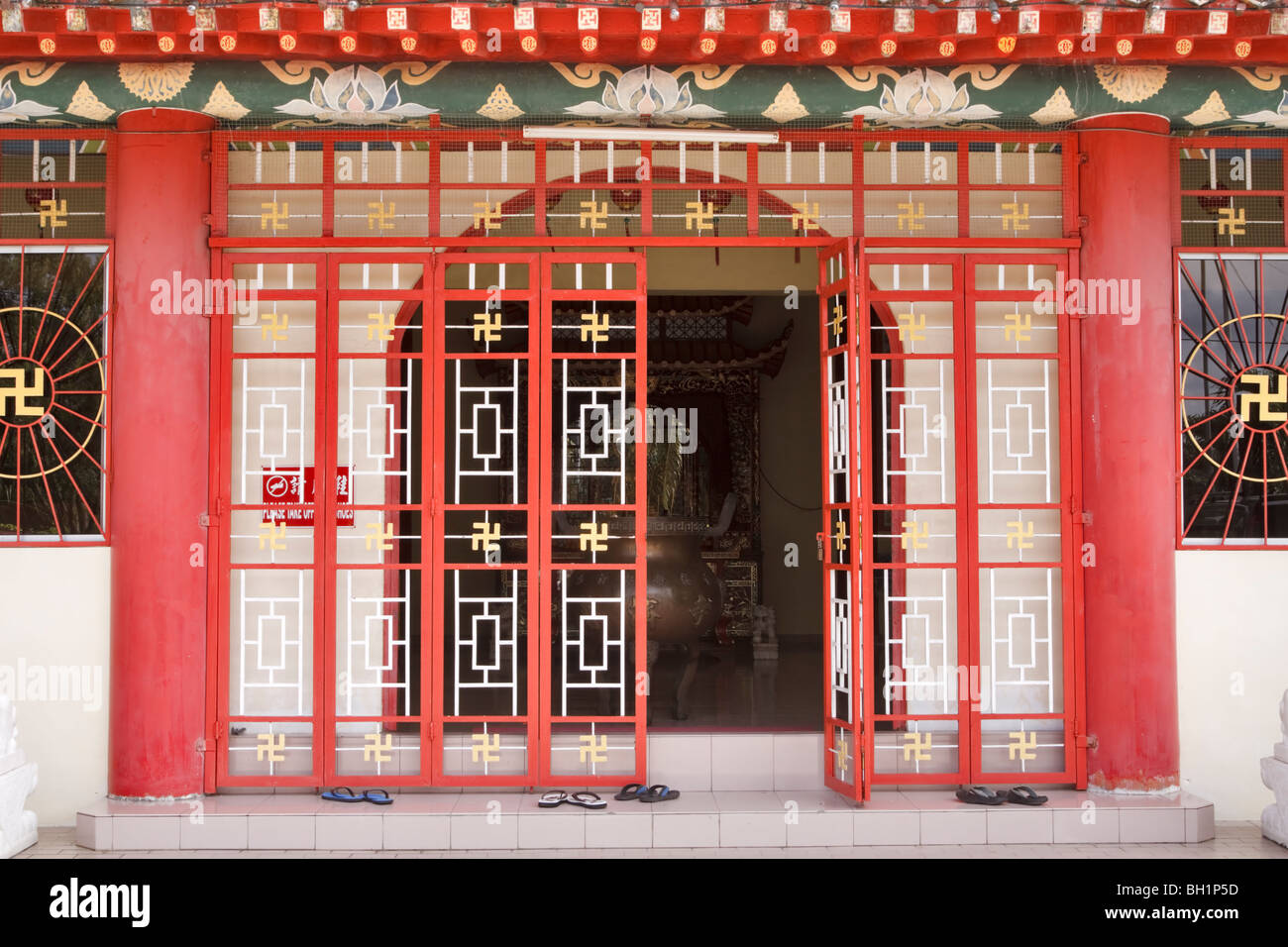 Elaborate entrance gate at the Puu Gih Jih Chinese Temple, Sandakan ...
