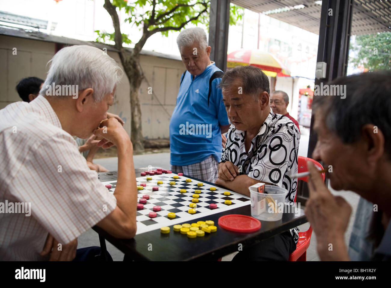 Chinese men play chequers in Chinatown in Singapore Stock Photo - Alamy