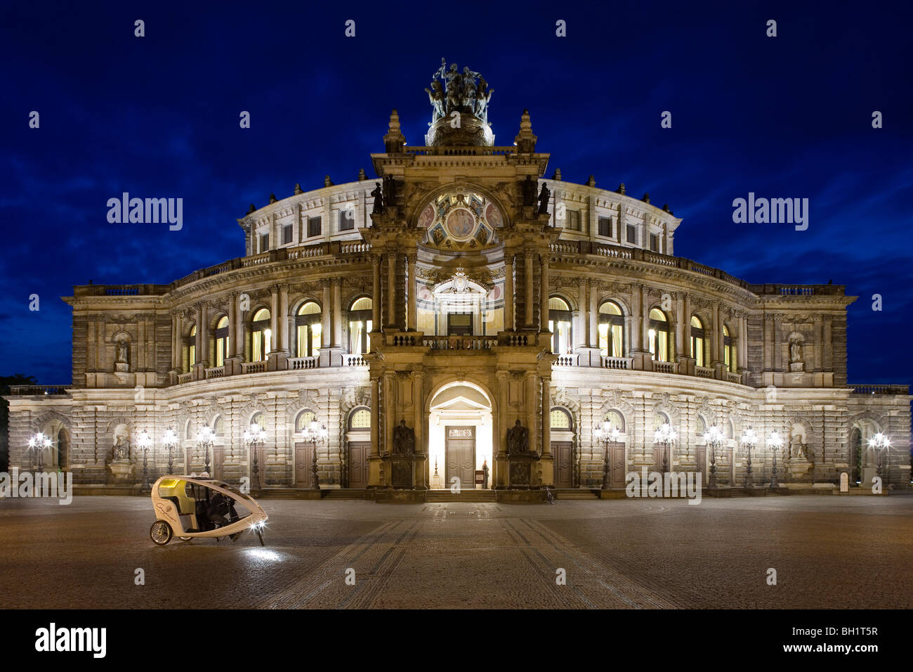 The semperoper hi-res stock photography and images - Alamy
