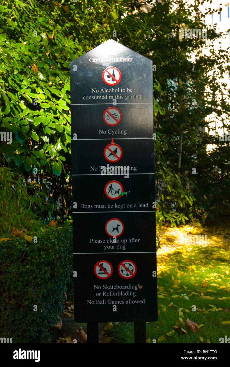 Rules and regulations sign Victoria Embankment Gardens central London ...