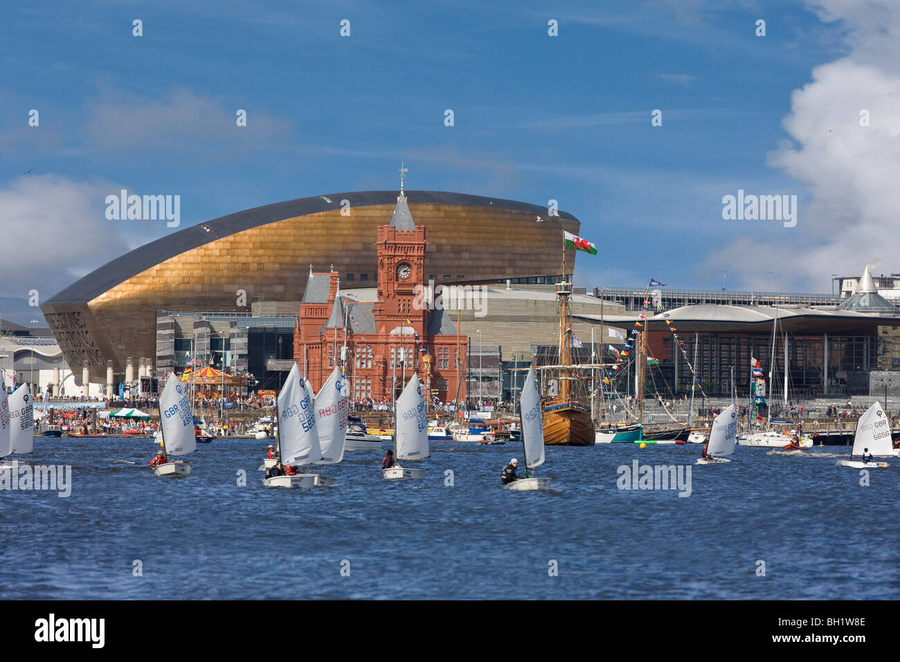 VIEW OF CUSTOM HOUSE BUILDING AND MILLENNIUM CENTRE CARDIFF BAY Cardiff ...