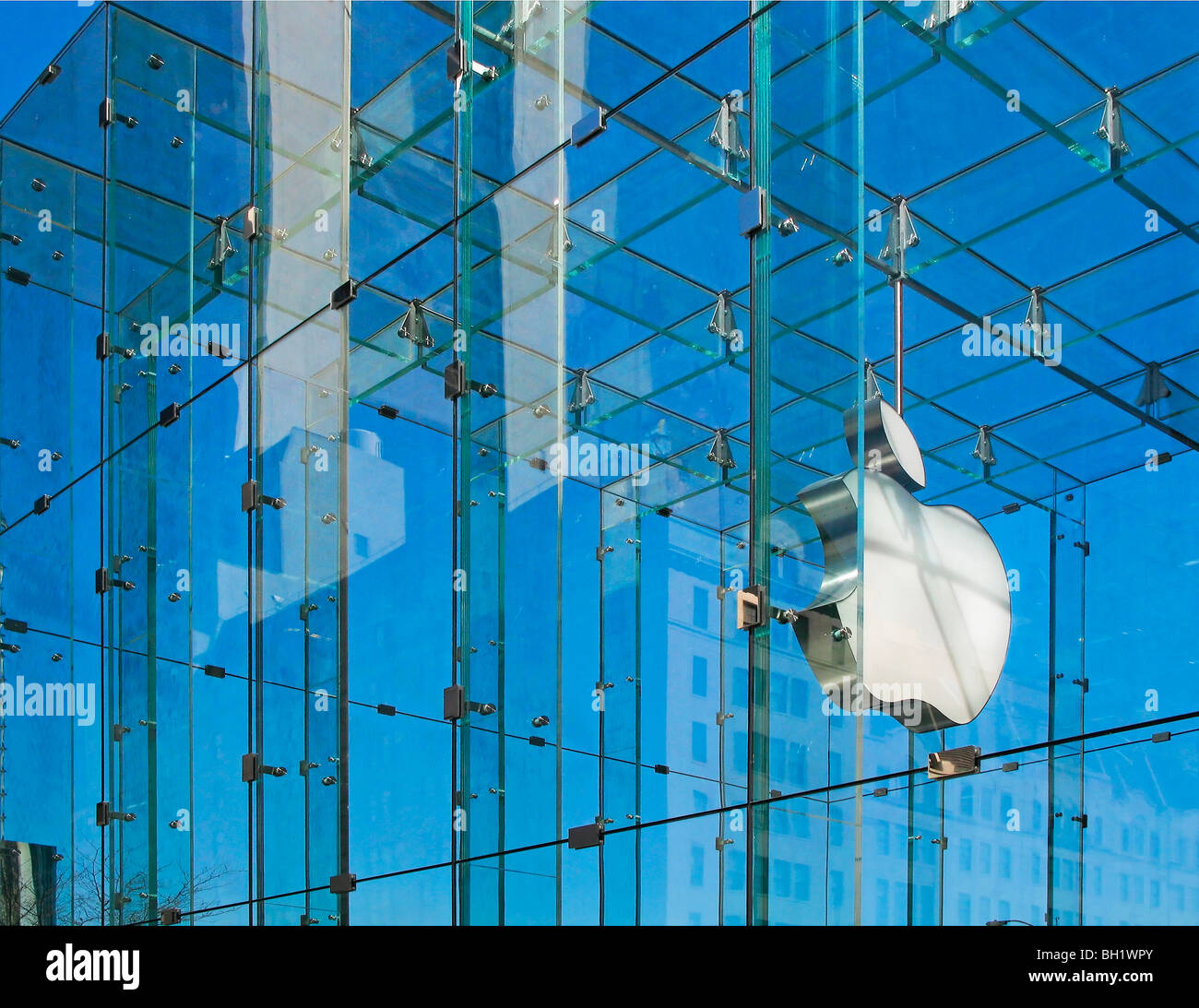 Apple store window abstract Stock Photo - Alamy