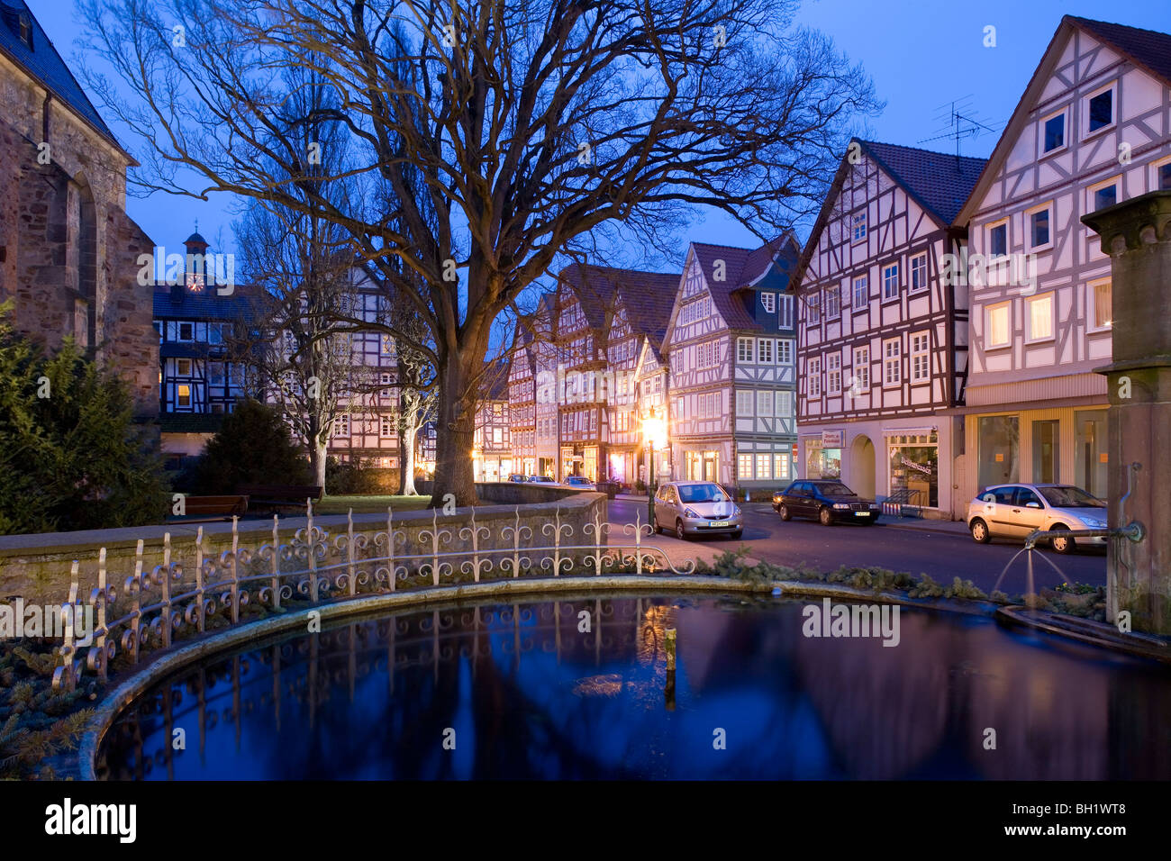 Fountain and half-timbered houses at Melsungen in the evening ...