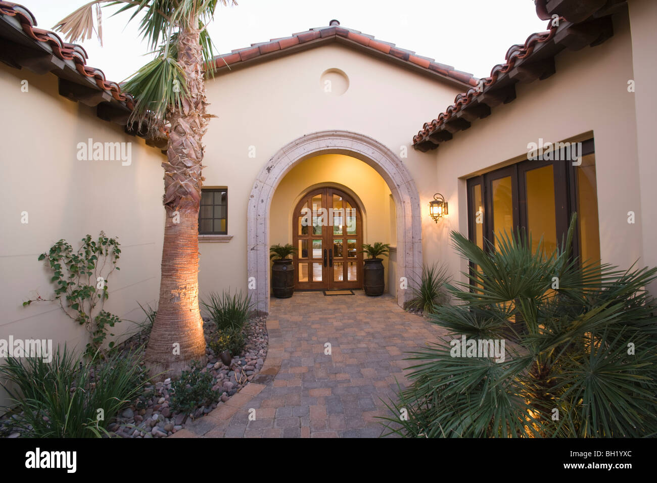 Palm Springs path to modern home Stock Photo - Alamy