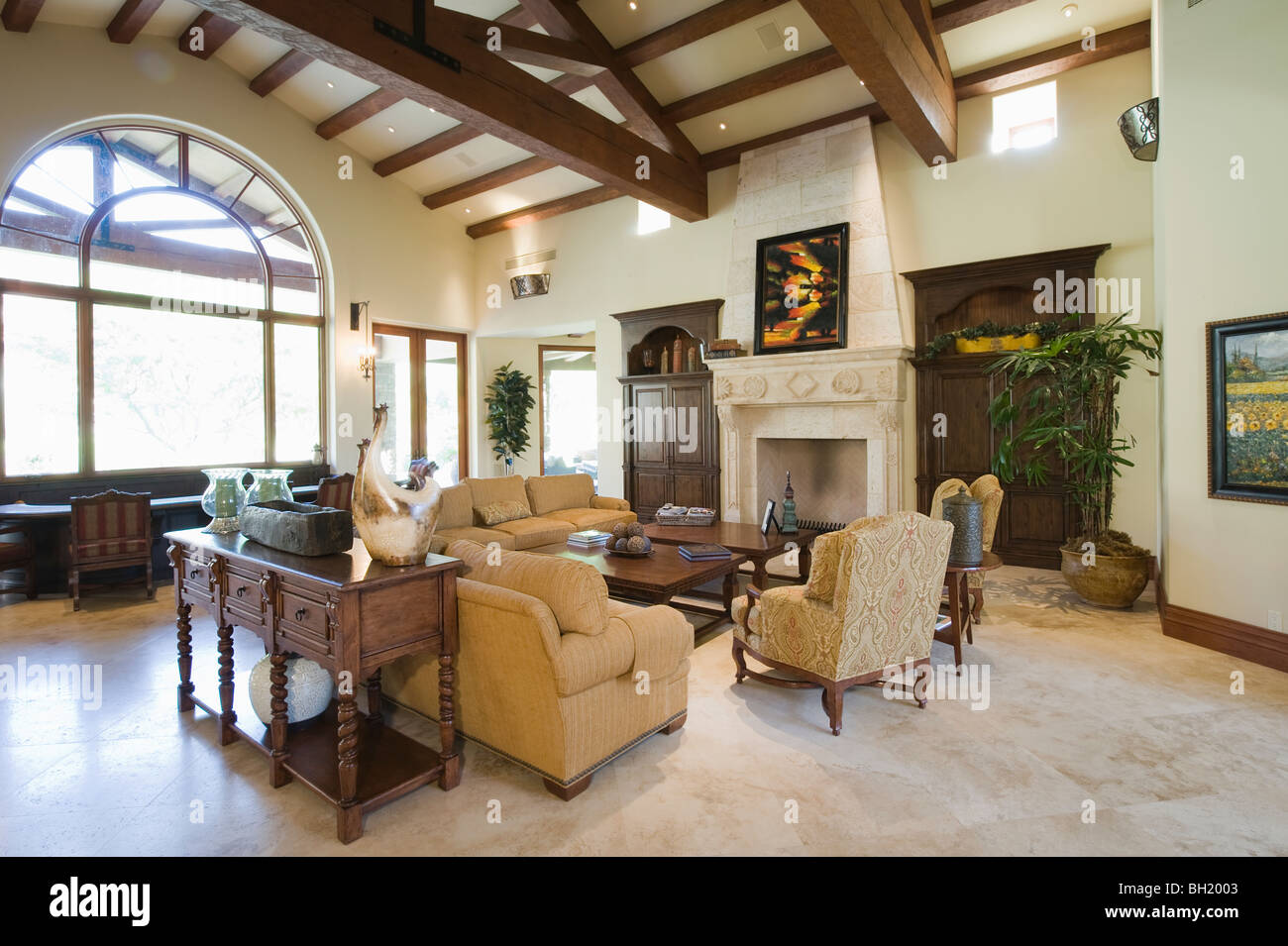 Beamed living room in Palm Springs home Stock Photo - Alamy