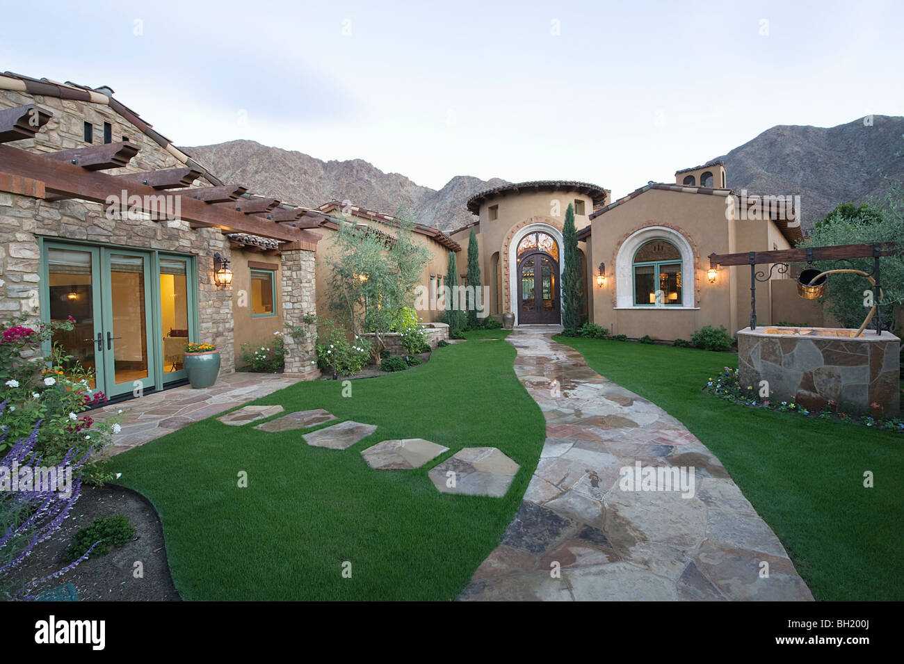 Paved pathway to Palm Springs home Stock Photo - Alamy
