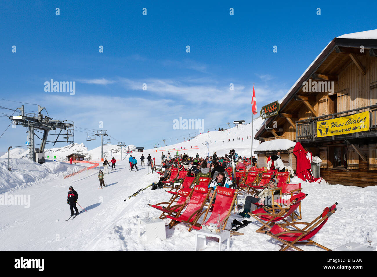 Outdoor cafe by ski slope hi-res stock photography and images - Alamy