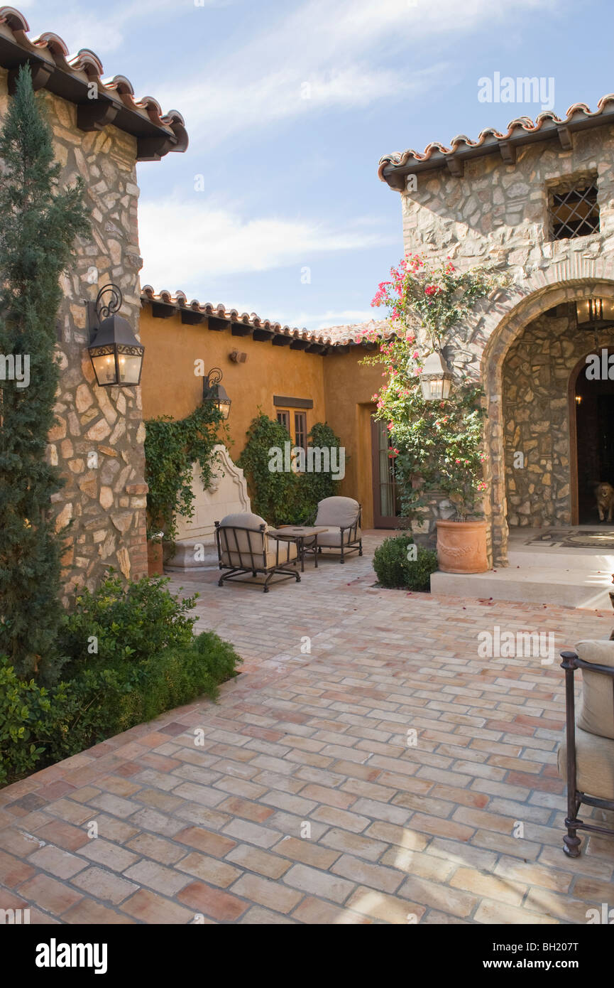 Courtyard exterior hi-res stock photography and images - Alamy
