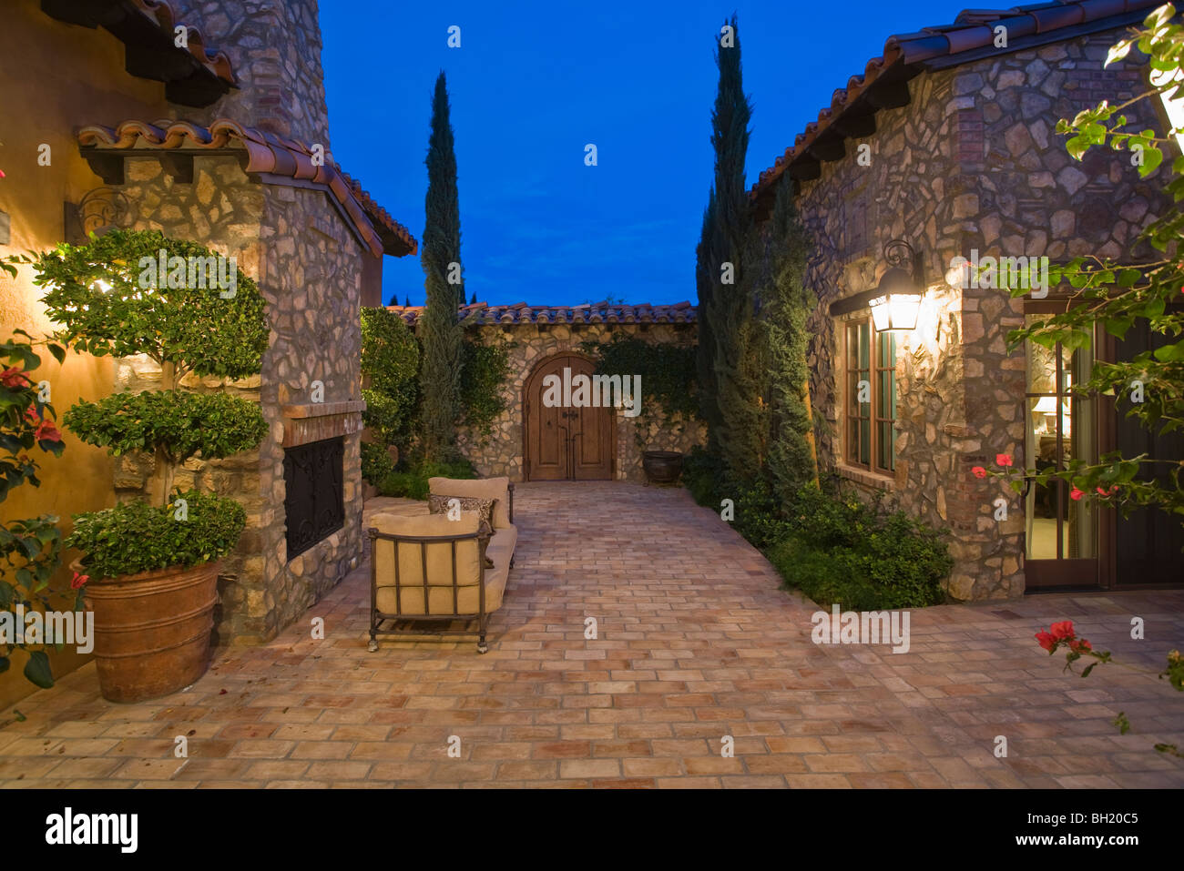 Paved courtyard exterior of Palm Springs home Stock Photo - Alamy