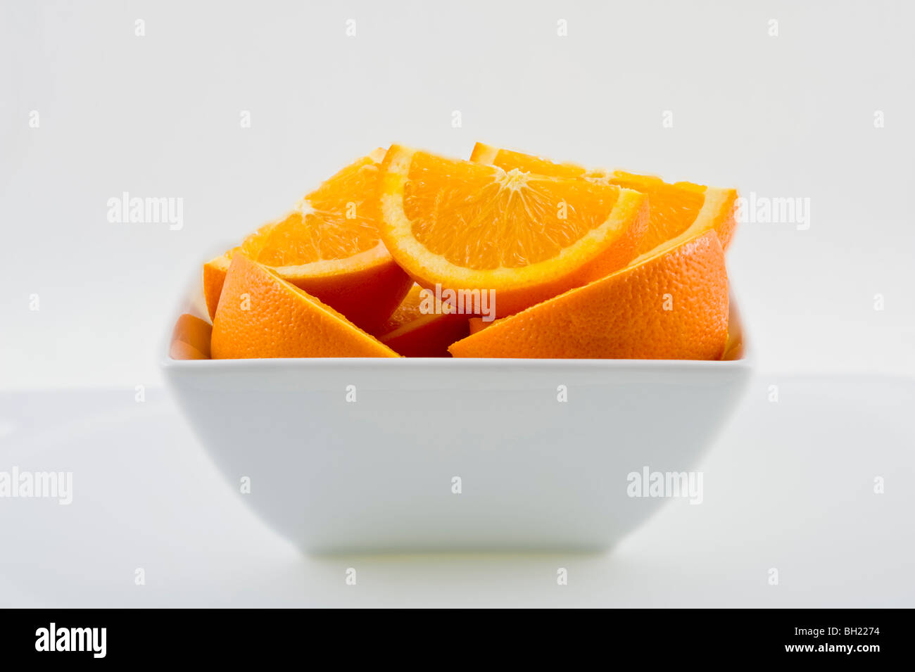 bowl of orange quarters Stock Photo - Alamy